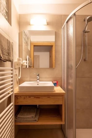 Um polibã, um secador de cabelo, toalhas fornecidas, papel higiénico