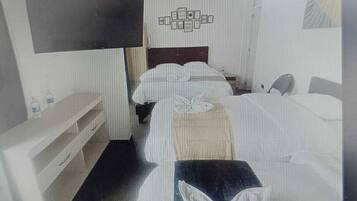 Quarto Quádruplo Familiar, varanda, Vista para a cidade | Secretária, Wi-fi grátis