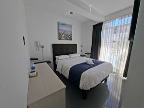 Quarto Individual Standard, varanda, Vista para a cidade | Secretária, Wi-fi grátis 