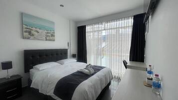 Quarto Duplo Standard, varanda, Vista para a cidade | Secretária, Wi-fi grátis