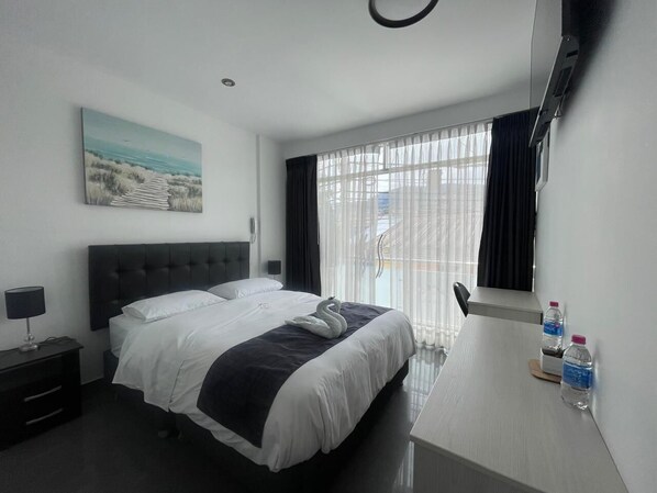 Quarto Duplo Standard, varanda, Vista para a cidade | Secretária, Wi-fi grátis 