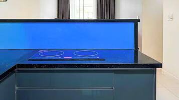 Suite Royal, 1 quarto, acesso ao Club Lounge, Vista para a cidade | Cozinha privada | Um frigorífico/congelador grande, um micro-ondas, um forno