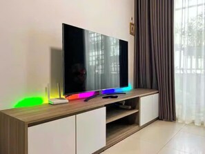 Suíte real, 1 quarto, acesso ao Club Lounge, vista para a cidade | Área de estar | Smart TV 65 polegadas com canais a cabo, lareira, Netflix