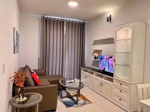 Suíte presidencial, 2 quartos, acesso ao Club Lounge, vista para a cidade | Área de estar | Smart TV 65 polegadas com canais a cabo, lareira, Netflix