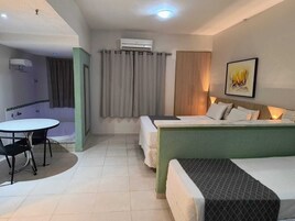 Suite, Vista para a cidade | Roupa hipoalergénica, secretária 