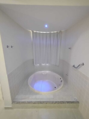 Suite de Luxo, 1 quarto, casa de banho privativa, Vista para a cidade | Casa de banho | Um polibã e uma banheira separados, artigos de higiene pessoal grátis