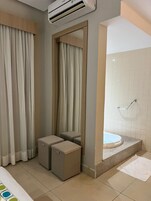 Suite Superior, 1 quarto, kitchenette, vista para a piscina | Roupa hipoalergénica, secretária 
