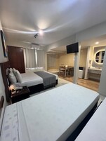 Estúdio de Luxo, várias camas, casa de banho privativa, vista para a piscina | Roupa hipoalergénica, secretária 