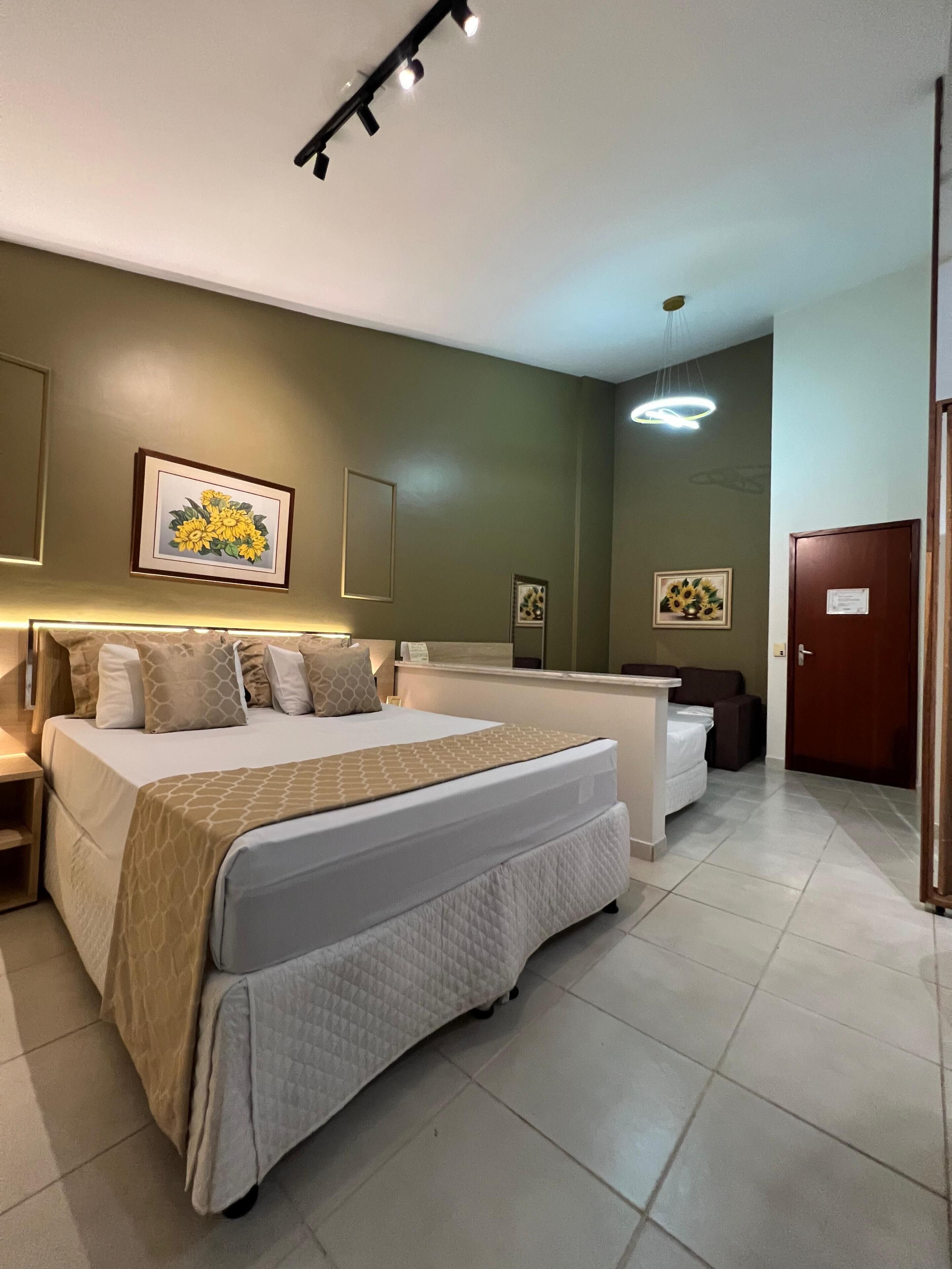Suite Superior, 1 quarto, casa de banho privativa, vista para a piscina | Roupa hipoalergénica, secretária 
