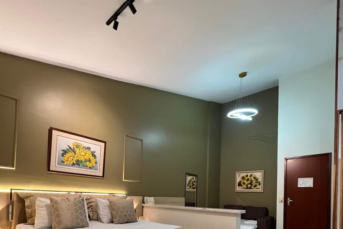 Suite Superior, 1 quarto, casa de banho privativa, vista para a piscina | Roupa hipoalergénica, secretária