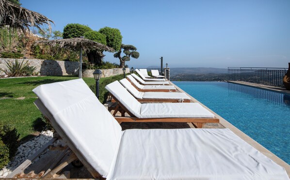 2 piscinas externas, guarda-sóis, espreguiçadeiras