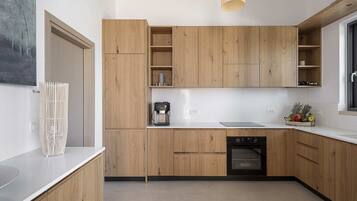 Um frigorífico/congelador grande, um micro-ondas, um forno