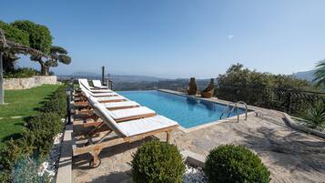 2 piscinas exteriores, guarda-sóis, espreguiçadeiras