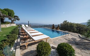 2 piscinas externas, guarda-sóis, espreguiçadeiras