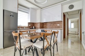 Penthouse, varanda, vista para o mar | Sala de estar | Televisor LED de 41 polegadas com canais via satélite 