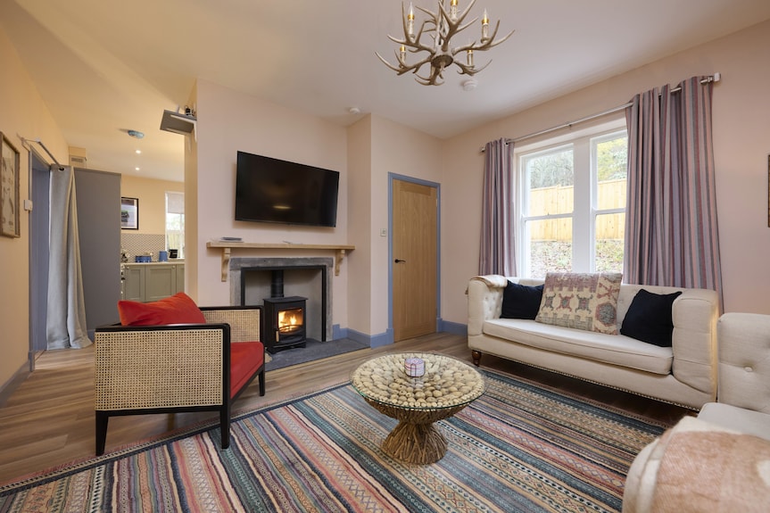 Lochside Hideaway With Hot Tub By Loch Ness - Loch Ness