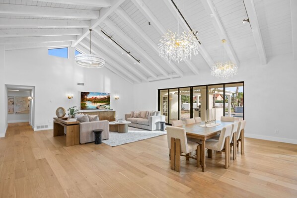 Redtail Ironwood • Scottsdale Estate • Heated Salt Pool • 20 Person Spa ...