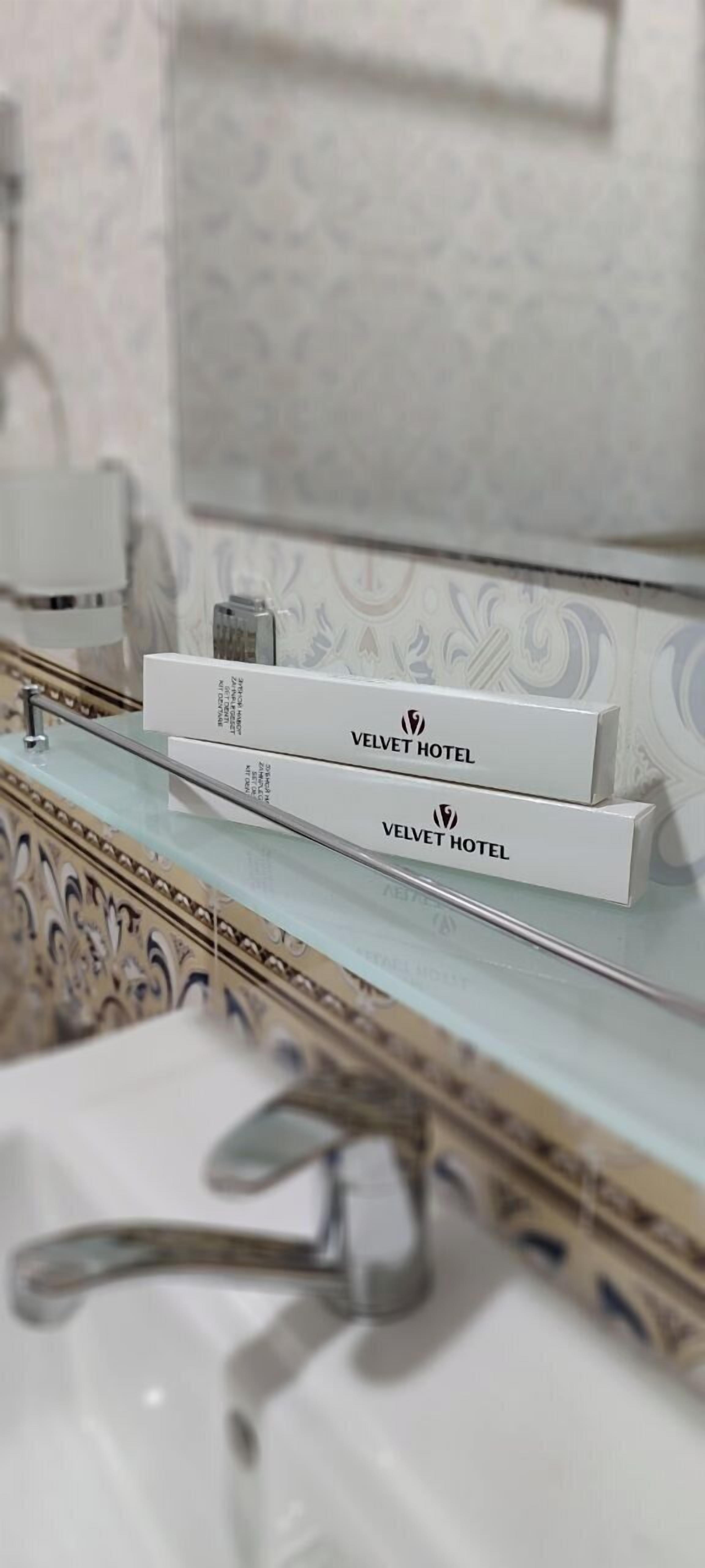 Quarto Quádruplo Executivo | Casa de banho | Um polibã, artigos de higiene pessoal grátis, um secador de cabelo 