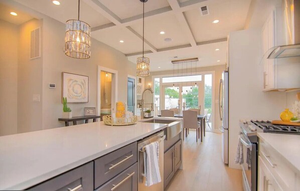 Modern, Spacious 3BR/2.5BA Rowhome in Heart of DC Reviews, Deals ...