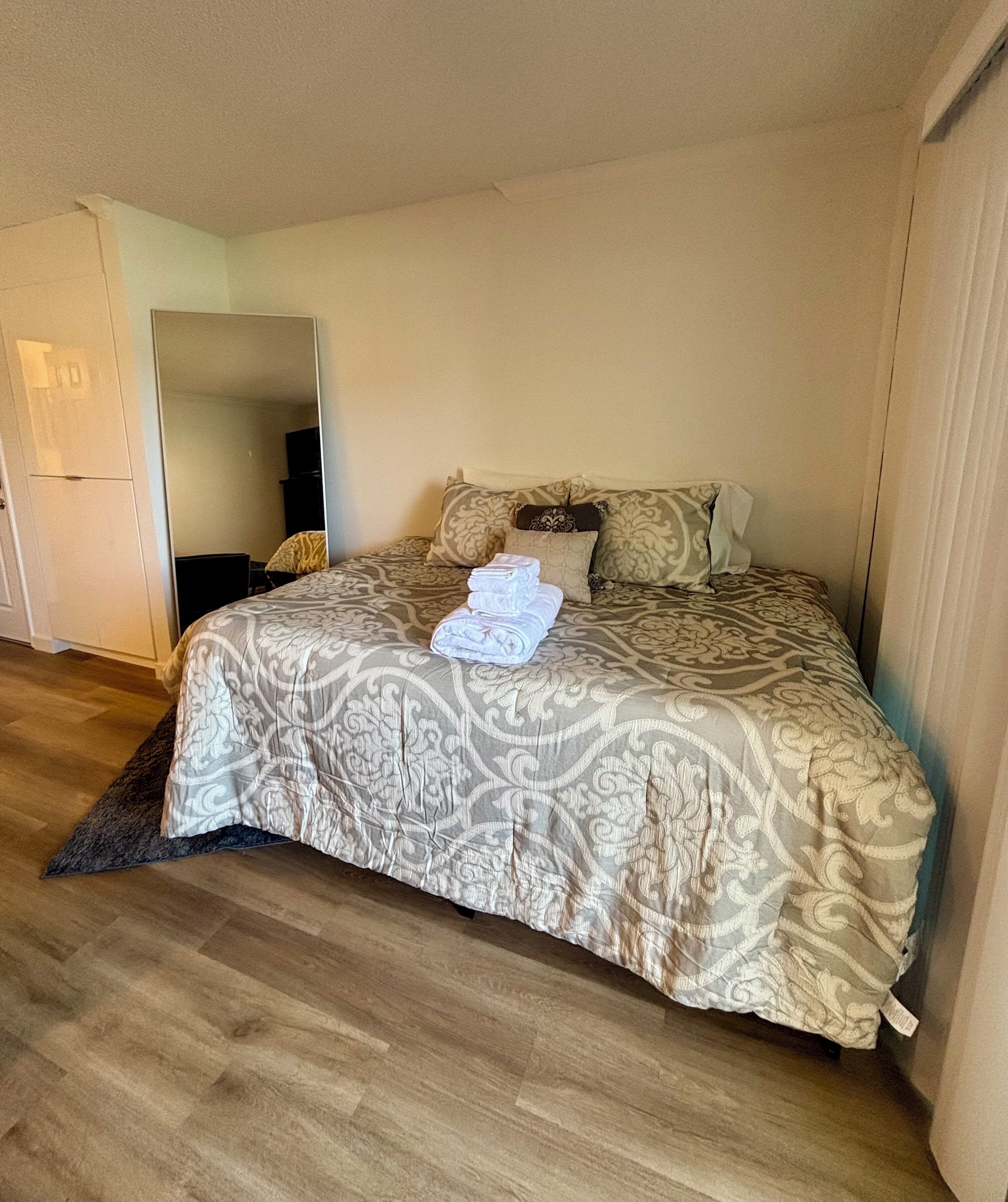 Newport Beach Modern Studio With A Patio-a/c-resort Pool- 24/7 Gym- & More - Newport Beach, CA