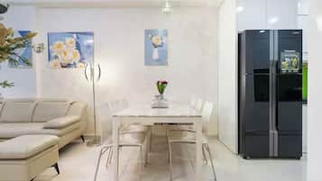 Suite Familiar, 3 quartos, acesso ao Club Lounge, Vista para a cidade | Refeições no quarto