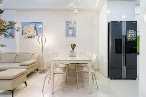 Suite Familiar, 3 quartos, acesso ao Club Lounge, Vista para a cidade | Refeições no quarto