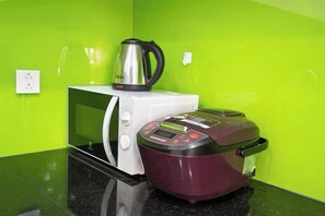 Suite Familiar, 3 quartos, acesso ao Club Lounge, Vista para a cidade | Cozinha privada | Um frigorífico/congelador grande, um micro-ondas, um forno 