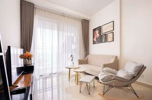 Suite Nobre, 1 quarto, acesso ao Club Lounge, Vista para a cidade | Sala de estar | Smart TV de 65 de polegadas com canais por cabo, lareira, Netflix 