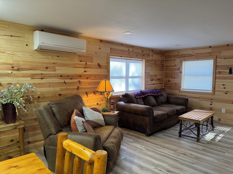 Drummond Island Hotel & Vacation Homes - Knotty And Nice - Drummond, MI