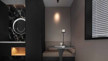 Quarto Duplo Júnior, Vista para a cidade | Casa de banho | Um polibã, um chuveiro fixo, artigos de higiene pessoal grátis