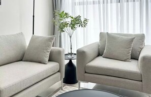 Suite Familiar, 3 quartos, acesso ao Club Lounge, Vista para a cidade | Sala de estar | Smart TV de 65 de polegadas com canais por cabo, Netflix, filmes pagos 