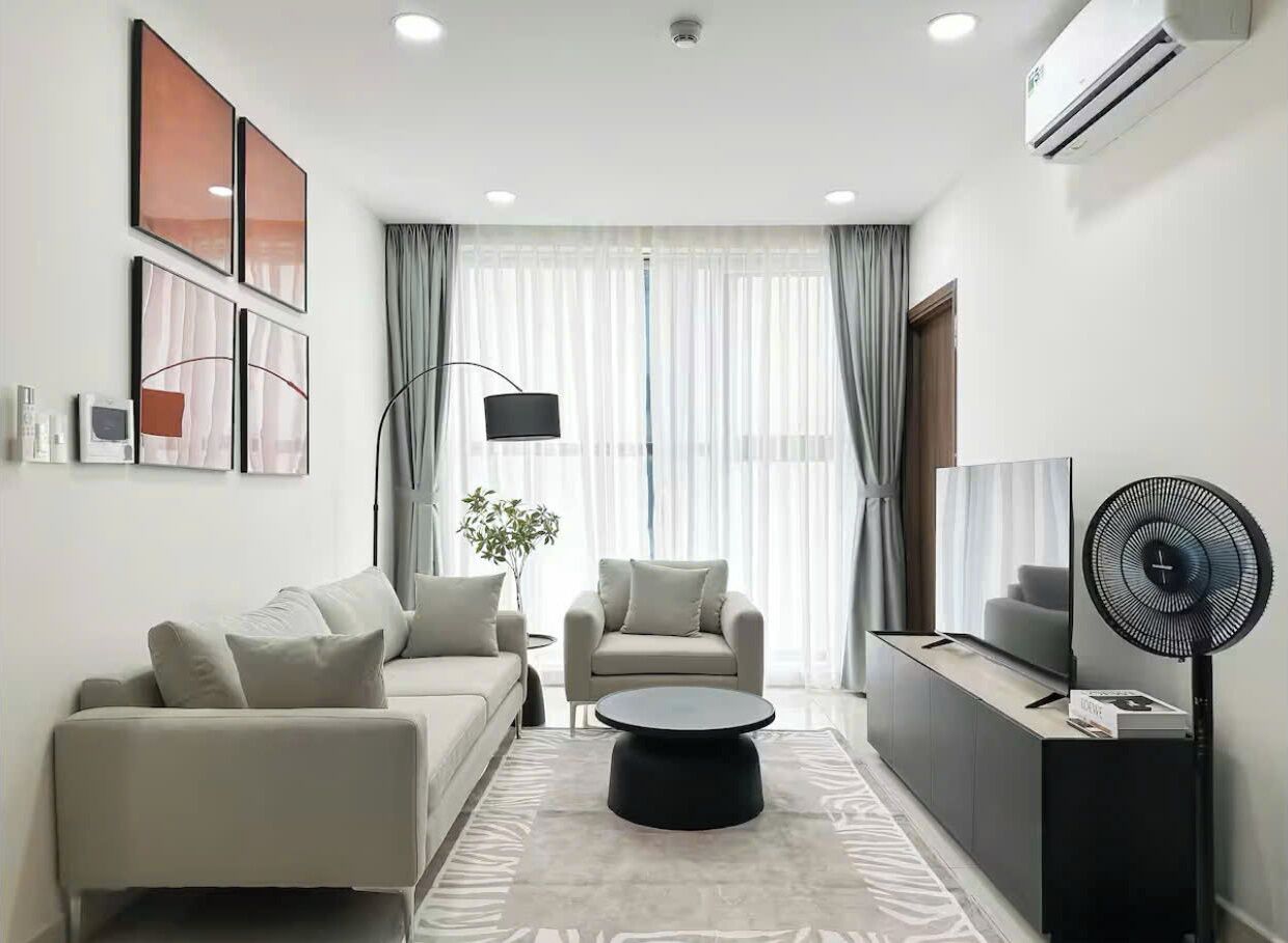 Suíte família, 3 quartos, acesso ao Club Lounge, vista para a cidade | Área de estar | Smart TV 65 polegadas com canais a cabo, Netflix, filmes pagos