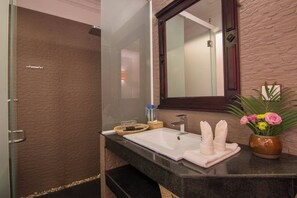 Villa Exclusiva, 6 quartos, varanda, vista para a piscina (The Entire Villa) | Casa de banho | Um polibã, um chuveiro fixo, artigos de higiene ecológicos 