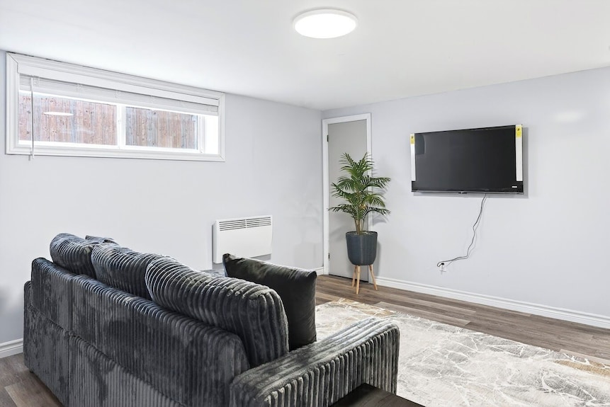 Abbys Lodge | Modern 2br Retreat | Prime Downtown Location - 프레더릭턴