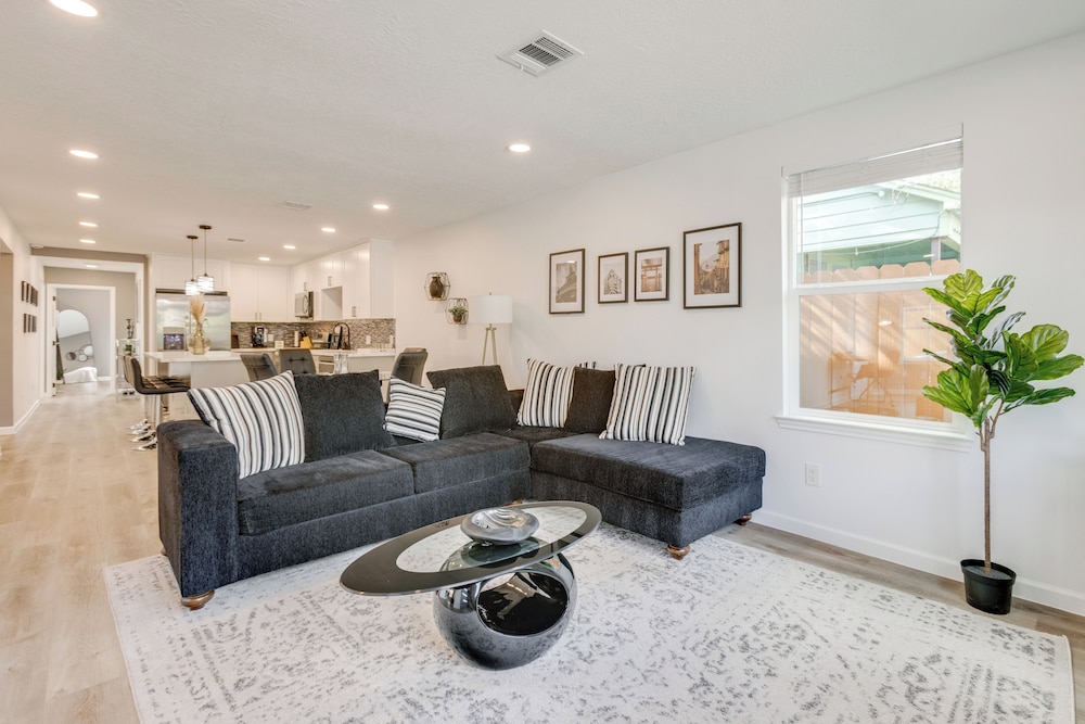 Updated Home W/ Hot Tub In Houston's Northside! - Houston, TX