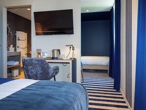 Chambre Triple vue mer | Secretária, cortinas/cortinados opacos, quartos insonorizados