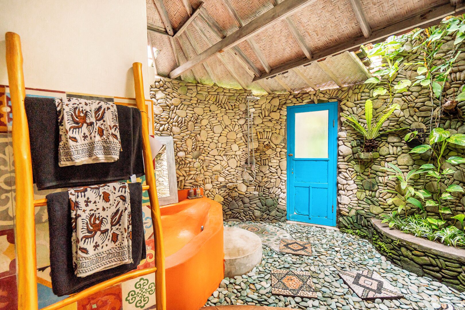 Villa, 1 quarto, cozinha, vista para o jardim | Casa de banho | Um polibã e uma banheira separados, artigos de higiene pessoal grátis 