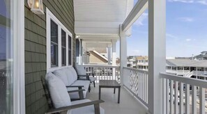 Large Modern 4br Ocean Views- First house off the Beach ! Parking Tesla ...