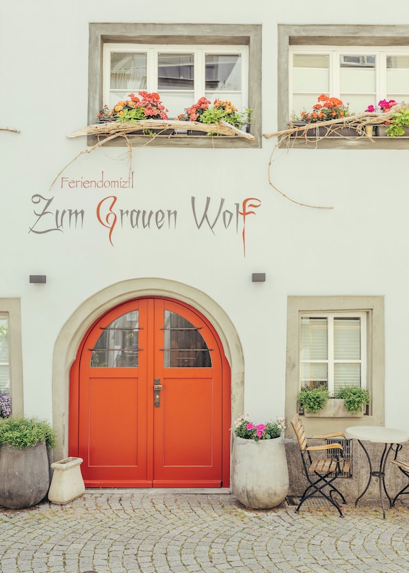Quiet 1-room apartment with south-facing balcony in the middle of the ...