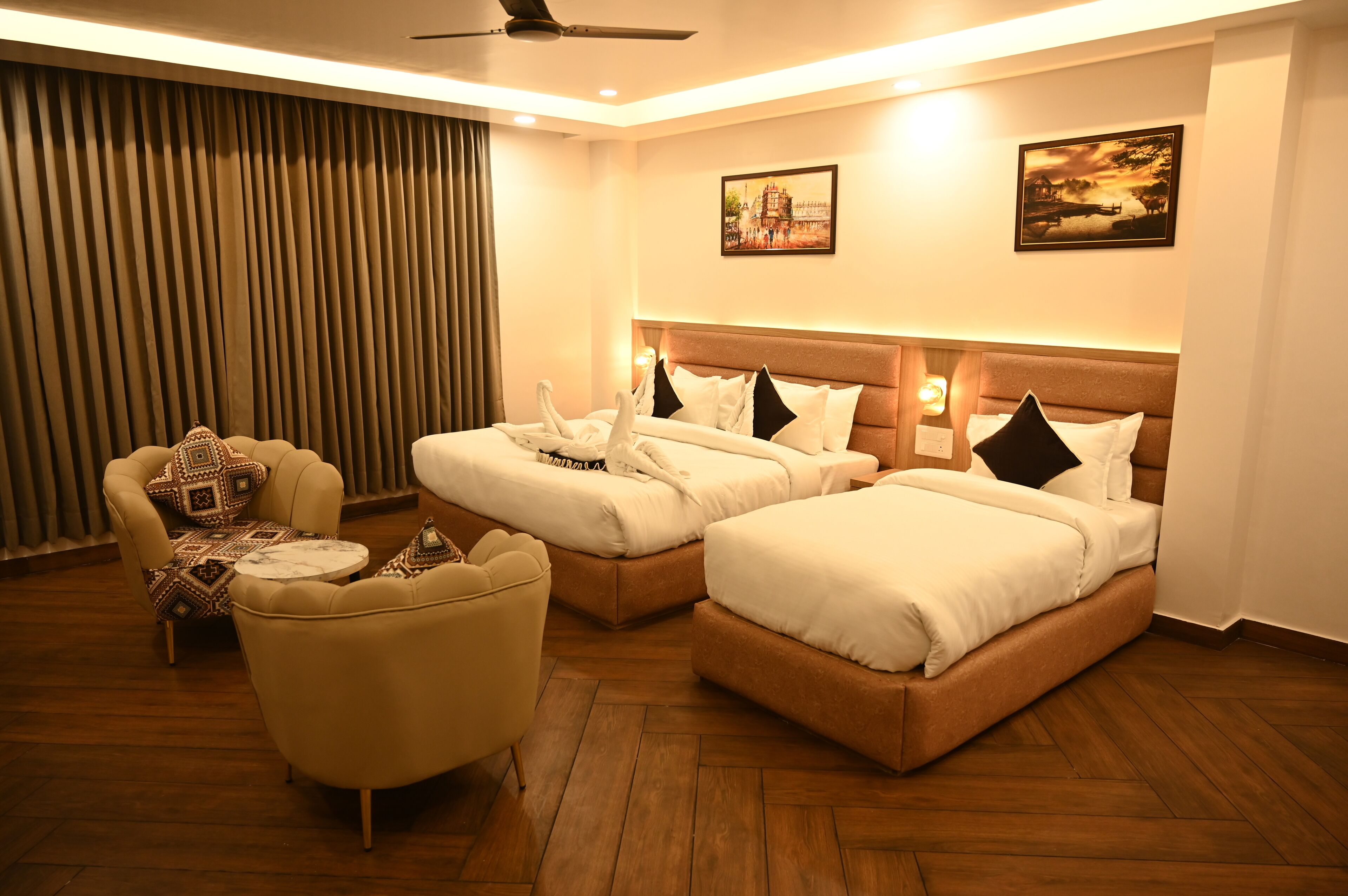 Quarto club | Cofres nos quartos, escrivaninha, ferros/tábuas de passar roupa