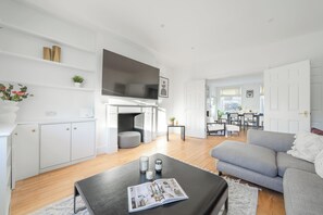 Apartamento Cidade, 3 quartos, não fumadores, Vista para a cidade | Sala de estar | Smart TV de 40 polegadas com canais via satélite 