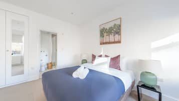 Apartamento urbano, 3 quartos, para não fumantes, vista para a cidade | Ferros/tábuas de passar roupa, berços (sobretaxa), berço de viagem