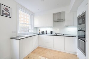 Apartamento Cidade, 3 quartos, não fumadores, Vista para a cidade | Cozinha privada | Uma máquina de café expresso, uma cafeteira/bule, uma chaleira elétrica 