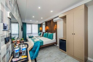 Quarto Triplo Familiar, Vista para a cidade | Cofre no quarto, secretária 