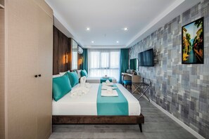 Quarto Triplo Deluxe, Vista para a cidade | Cofre no quarto, secretária 