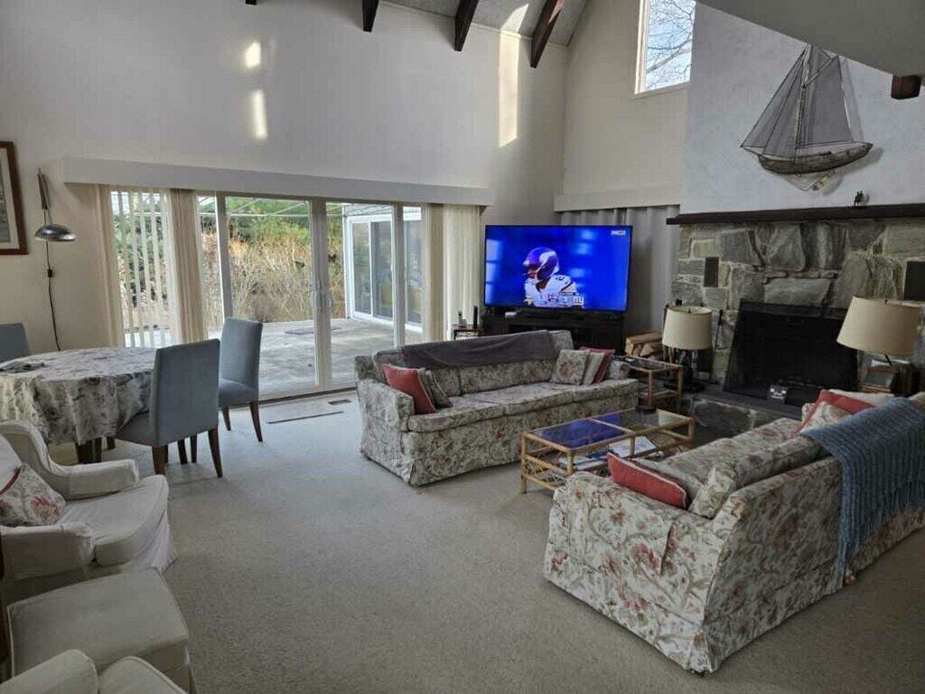 Year Round Family Home On Shelter Island With Indoor Heated Pool And Dock. - Southold, NY