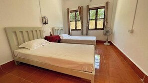 Cortinas/cortinados opacos, ferro/tábua de engomar, Wi-fi grátis