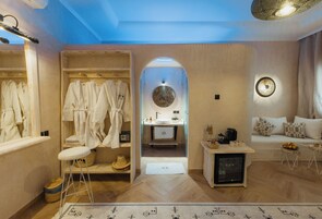 Quarto triplo | Frigobar (abastecido com itens grátis), cofres nos quartos