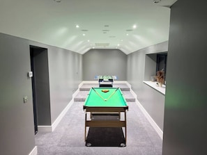 Casa, 5 quartos, acessível, pátio | Sala de jogos