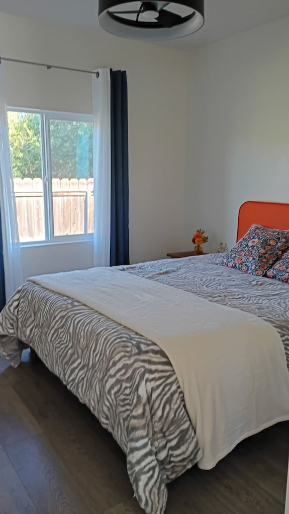 Charming 3 Rooms Newly Remodeled Ranch-style Home Just Outside The City - Fresno, CA